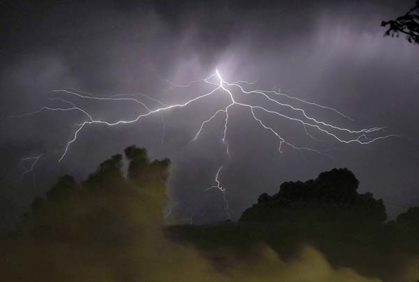 Lightning display observed across Maui | News, Sports, Jobs - Maui News